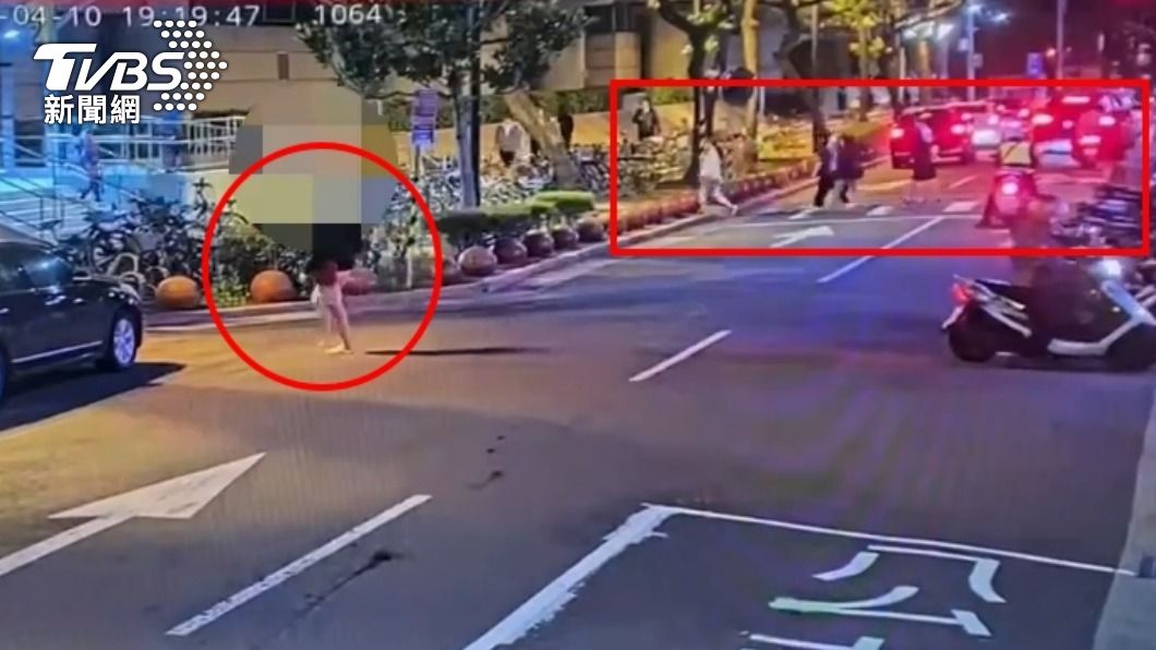 有行人穿越道卻不走！悄從警後違規過馬路 翁被揪出開罰│TVBS新聞網