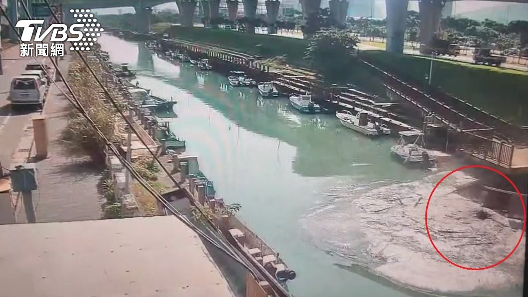 砂石車衝進台北港護城河「僅剩車尾」 驚險畫面曝光│TVBS新聞網