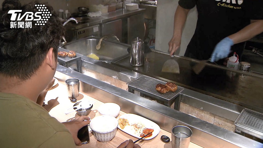 「1人吃也High」 漢堡排DIY烤PK超萌燒肉列車│TVBS新聞網