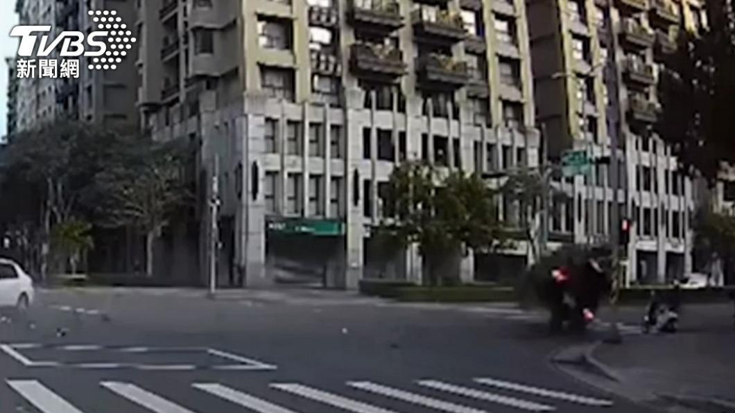 偷開明仁會大哥千萬賓士大G被撞翻 老闆慘花8百萬買下│竹聯幫│會長│大G│TVBS新聞網