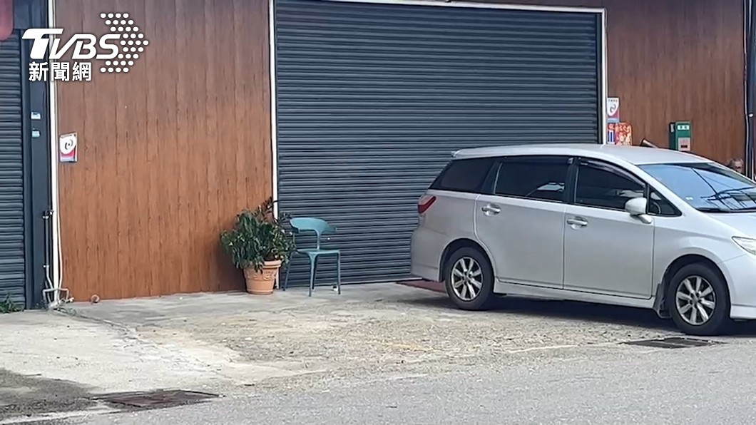 差點撞到人！KTV前爆衝突 男竟開車衝撞│TVBS新聞網