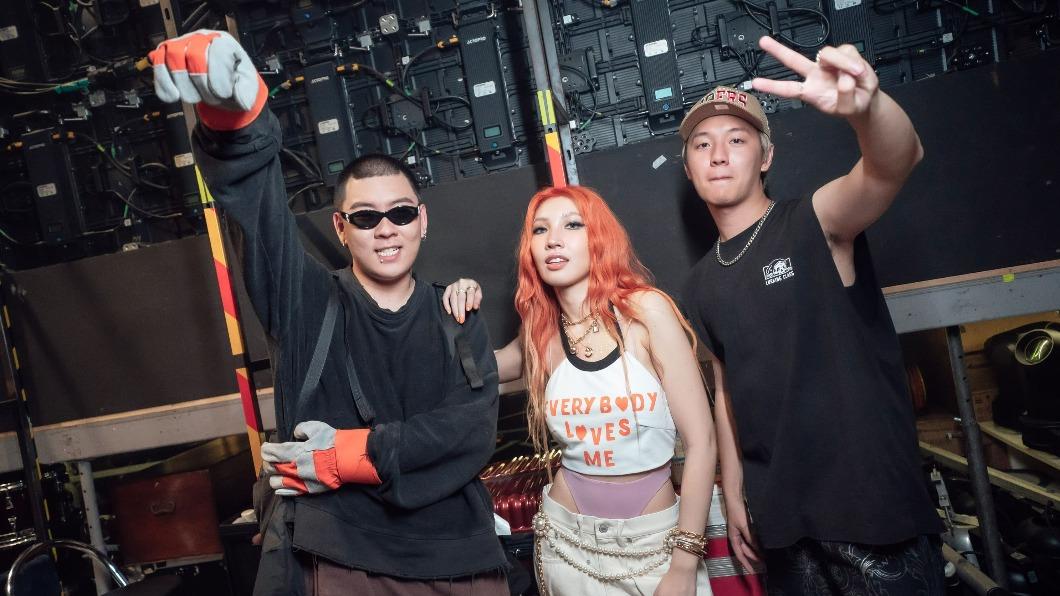 Karencici不藏了！6年男友罕見公開露面 放閃全場嗨翻│TVBS新聞網