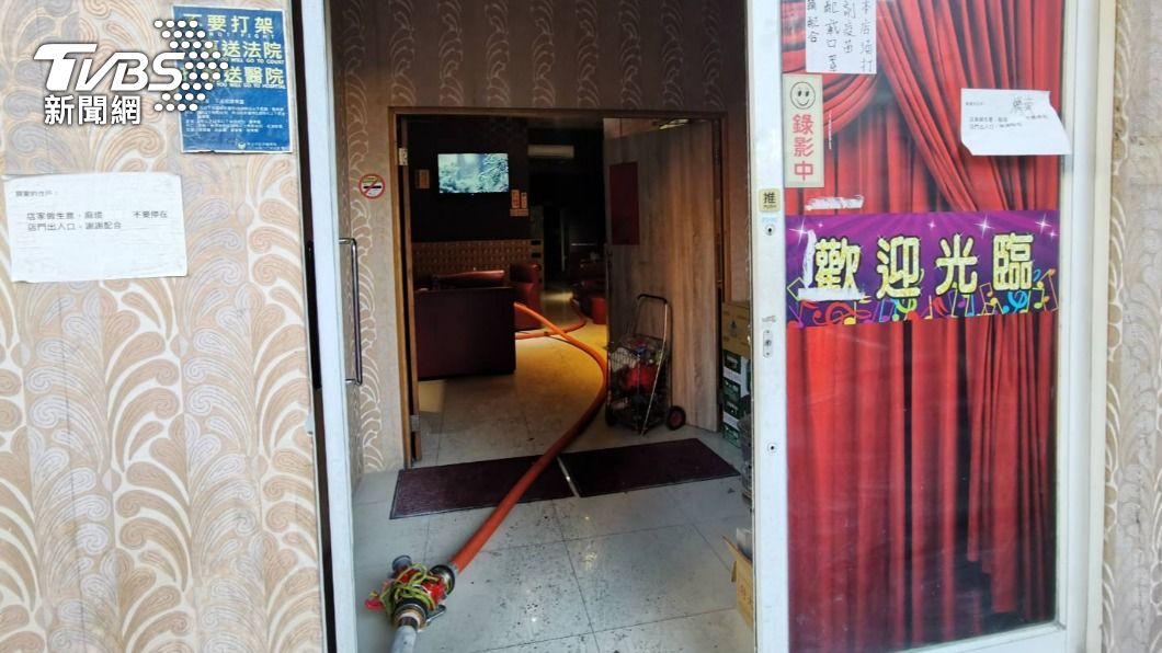 快訊／土城卡拉ok店廚房失火！ 消防救出1女子送醫│TVBS新聞網
