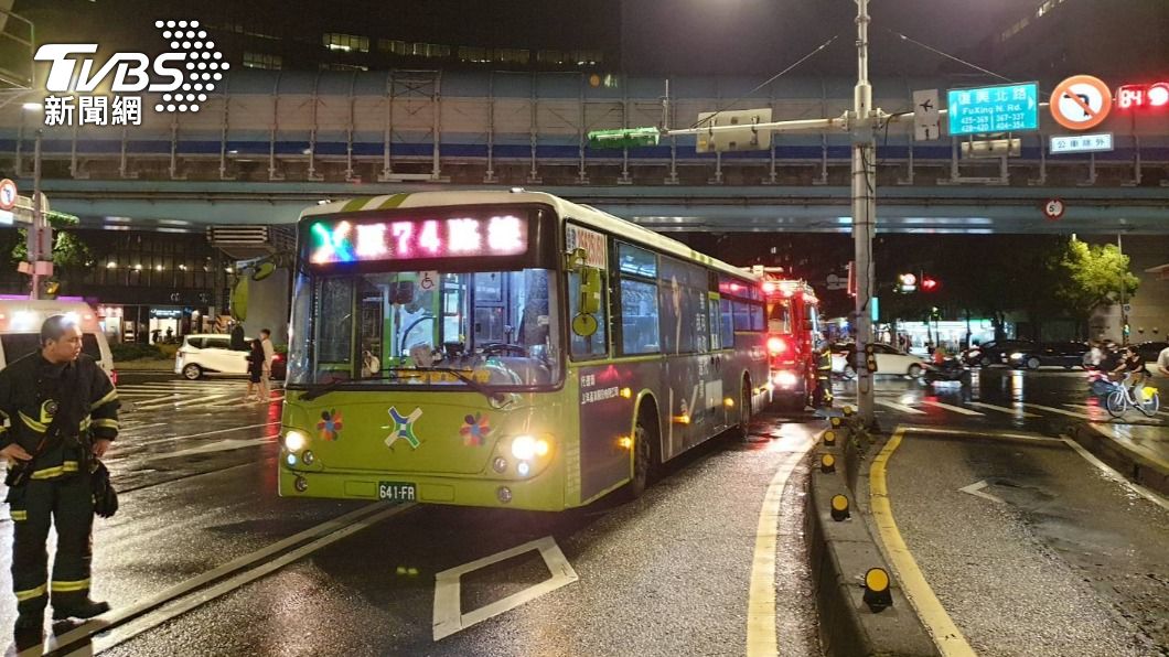 北市公車過彎不慎撞行人 女雙腳遭輾倒地哀號│TVBS新聞網
