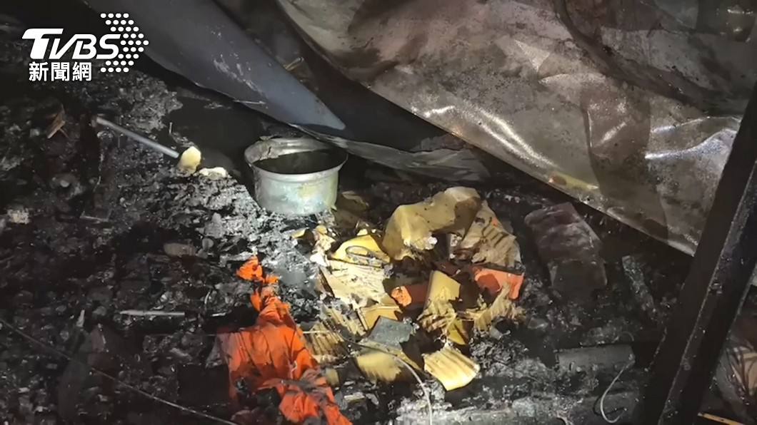 烈焰狂！ 街友點蠟燭「燒毀復刻版百年守車」│TVBS新聞網