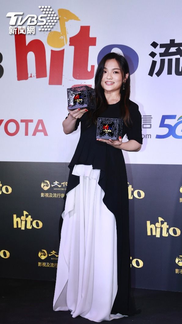 HUSH手臂變超粗 上台領獎「衣服撐爆」！真實模樣揭曉│TVBS新聞網