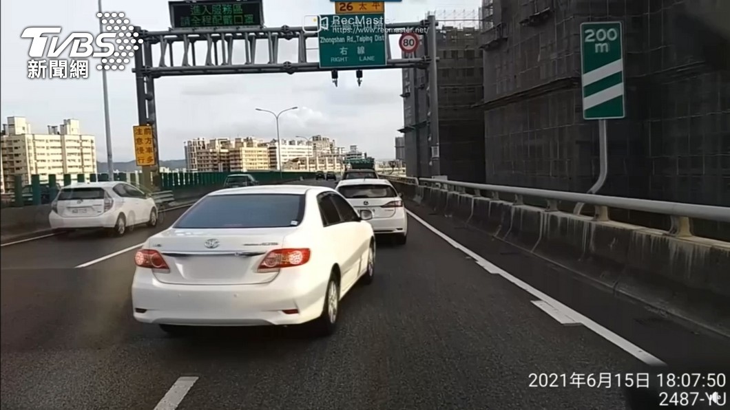 台74線恍神急切！擦撞重機 網：騎士差點被收掉│TVBS新聞網