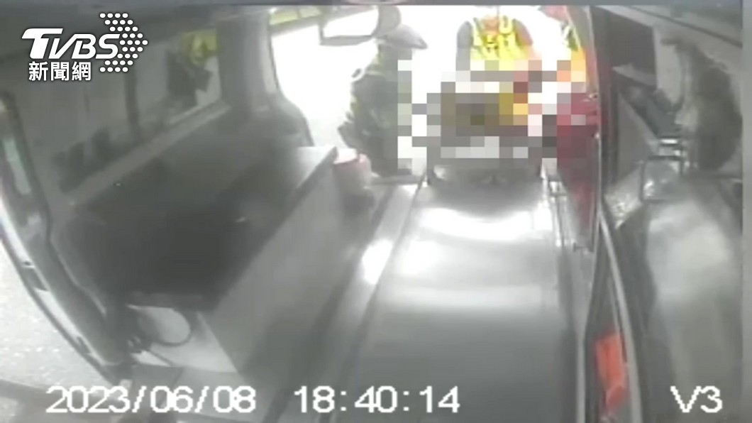 騎車竟被「警車」撞！ 8旬翁摔進1米深草堆│TVBS新聞網