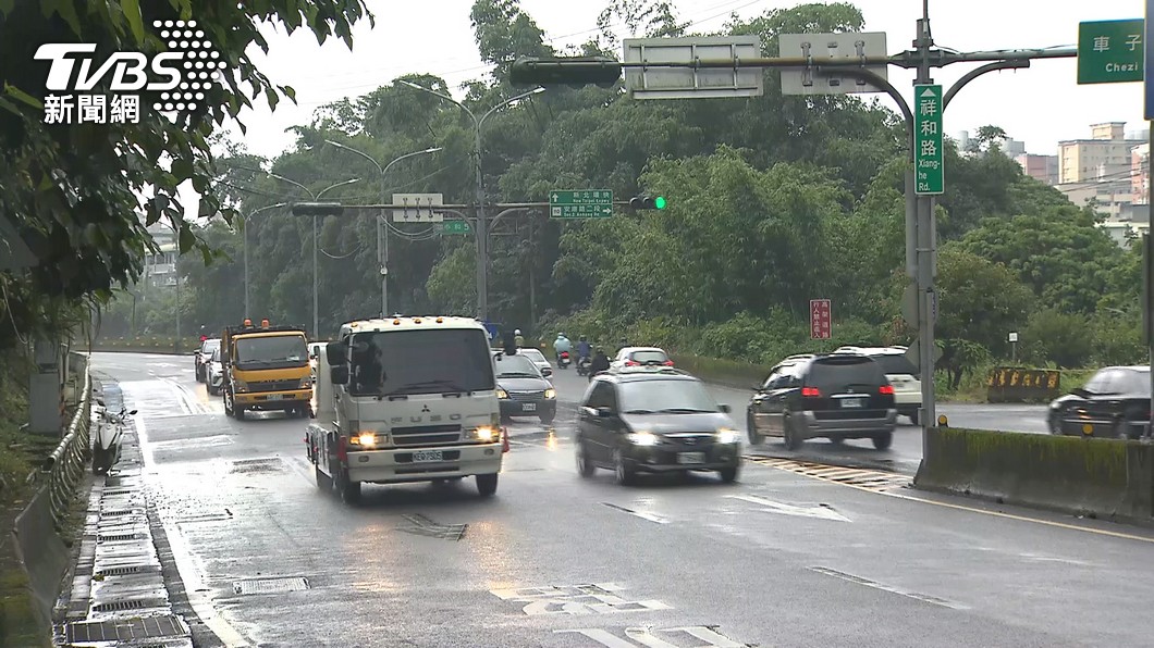 開無牌車硬切逼車！ 夫妻驚嚇護後座嬰兒│TVBS新聞網