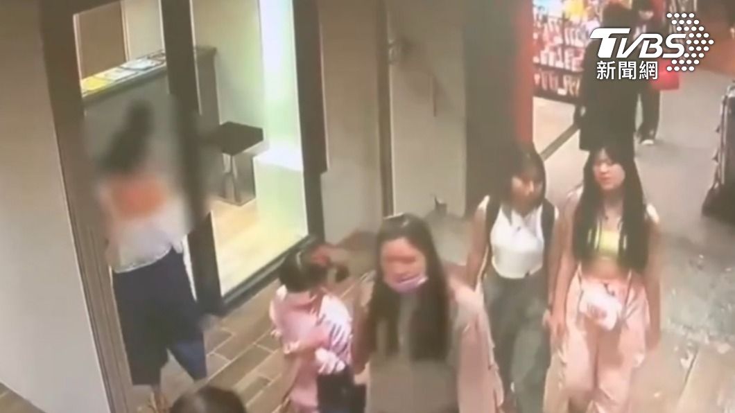 父子落淚緊擁！星國一家遊西門町 警10分鐘尋回走失童│TVBS新聞網