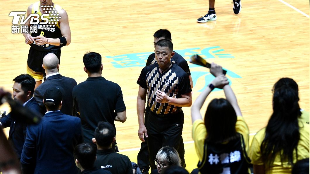 圖輯／41歲林志傑搶球拚到倒地！PLG在線觀看創新高 │TVBS新聞網