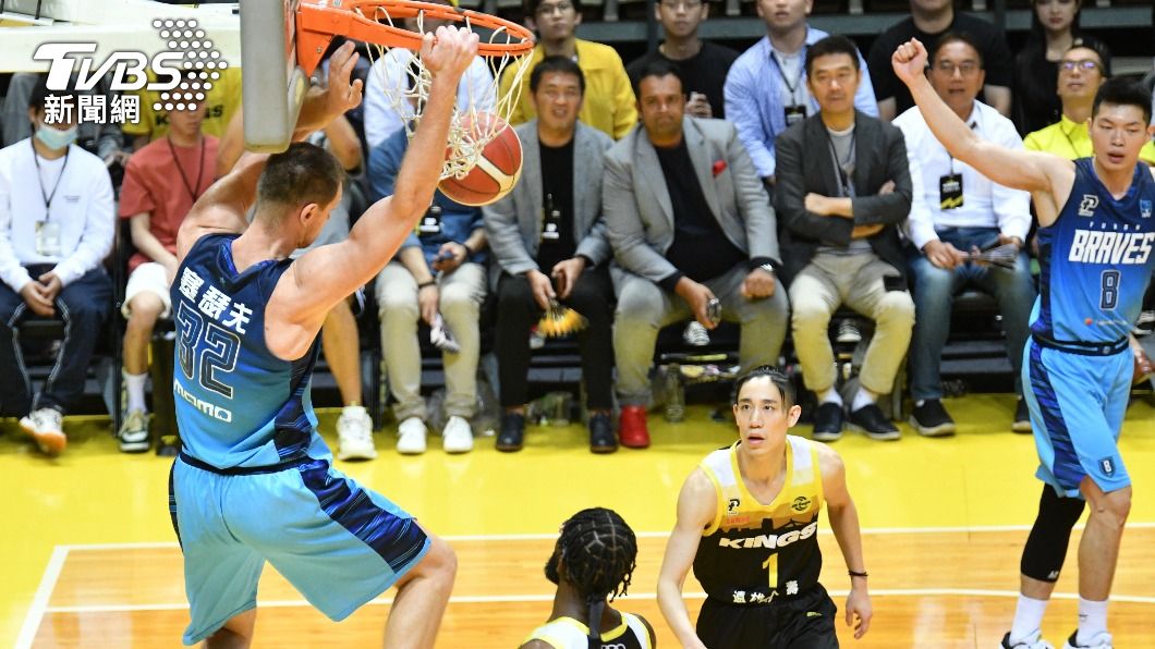 圖輯／41歲林志傑搶球拚到倒地！PLG在線觀看創新高 │TVBS新聞網