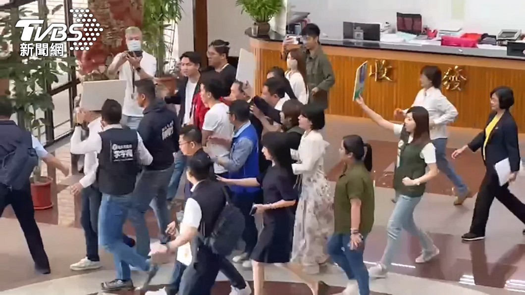 見完里長趕議場！ 侯友宜出席餵藥案報告│TVBS新聞網