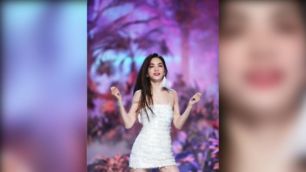 Ella現身機場粉絲送上「大蓮花」！ 疑惑表情全被拍下│TVBS新聞網