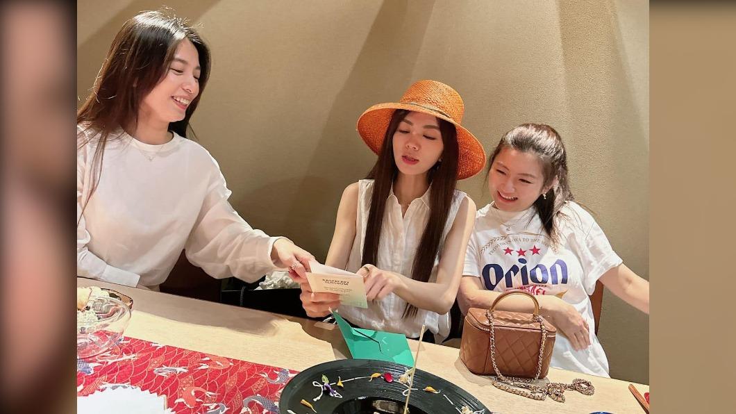 S.H.E合體！Ella曬慶生照甜喊：很愛你們 收蓮花蠟燭嚇傻了│TVBS新聞網