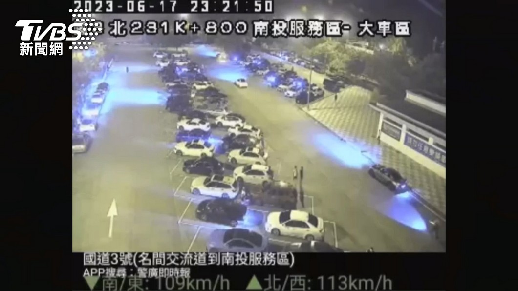 南投服務區燒胎「騎」上國道 看熱鬧「票價」4500起│TVBS新聞網