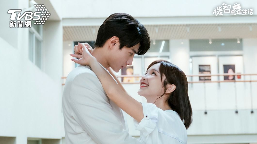 《機智職場》首播就發燒！鄭芯恩被帥男狂追「安凌CP」感情添變數│TVBS新聞網