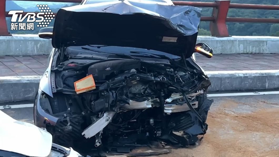 賓士正面對決BMW！陽金公路馬槽橋逆向超車撞 2車6人傷│TVBS新聞網