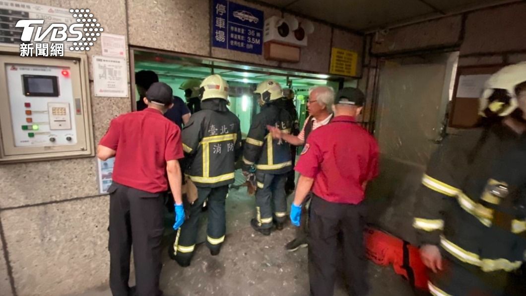 機械停車塔變「大怒神」！駕駛連人帶車重墜B3困2.5小時送醫│TVBS新聞網