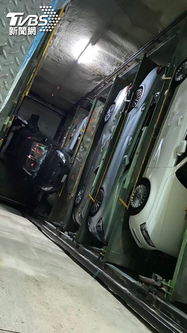 機械停車塔變「大怒神」！駕駛連人帶車重墜B3困2.5小時送醫│TVBS新聞網