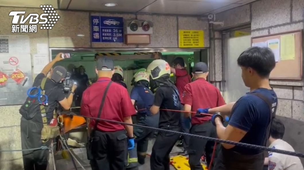 機械停車塔變「大怒神」！駕駛連人帶車重墜B3困2.5小時送醫│TVBS新聞網