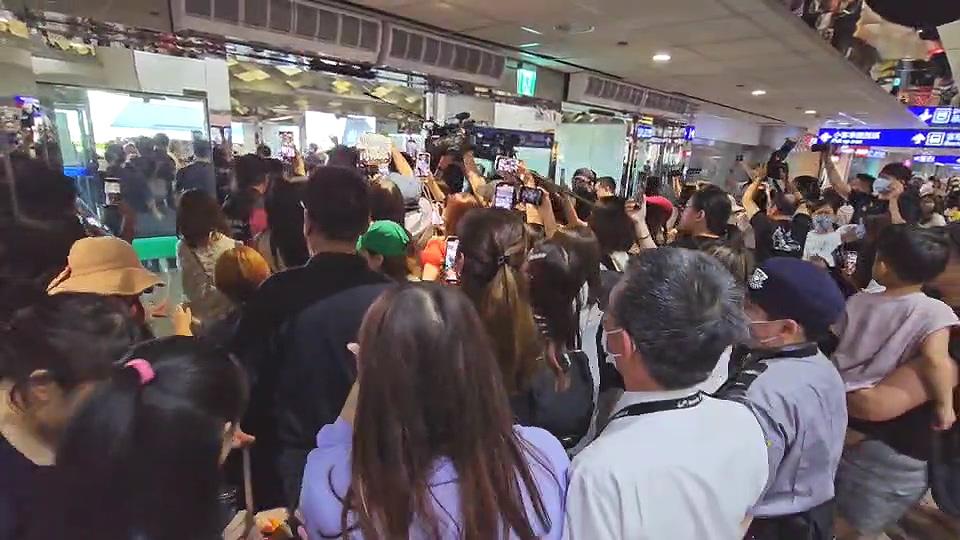 日本男神山下智久來了！ 跟新木優子快閃5分鐘「機場擠爆700人」│TVBS新聞網