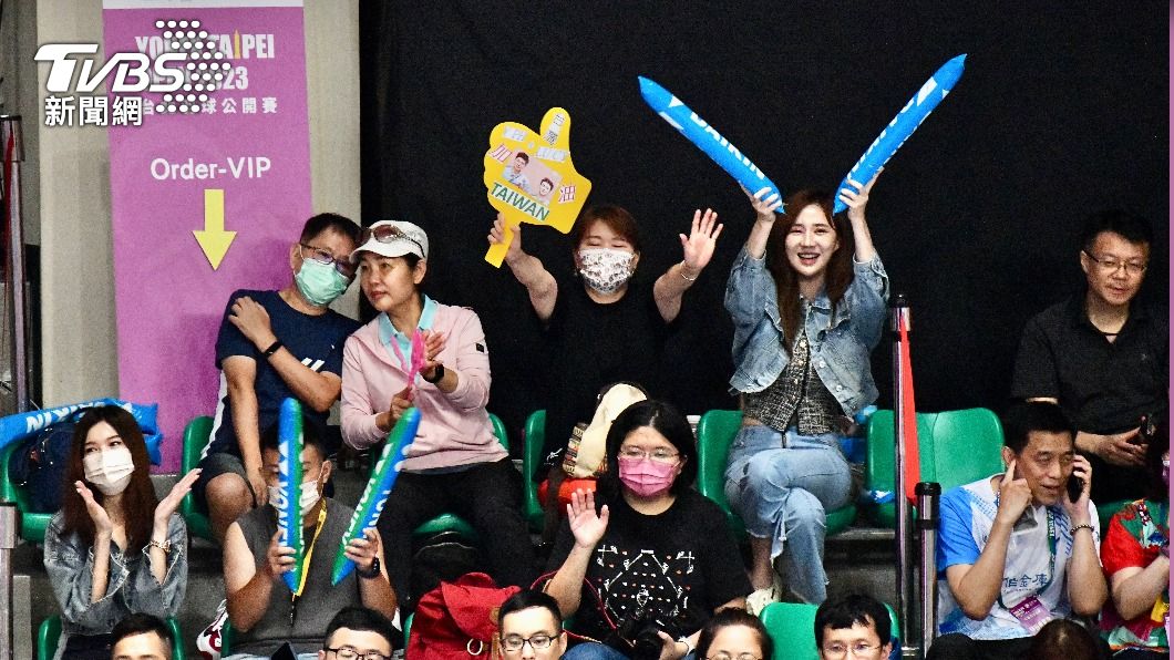 圖輯／戴資穎丟出實戰球拍 2樓球迷瘋搶擠一團│TVBS新聞網