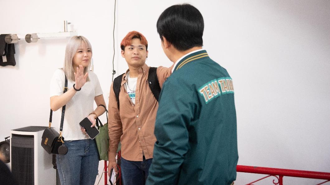 募款小物明上線！賴清德「ㄌㄨㄚˋ」手勢拍照 被虧像007│TVBS新聞網