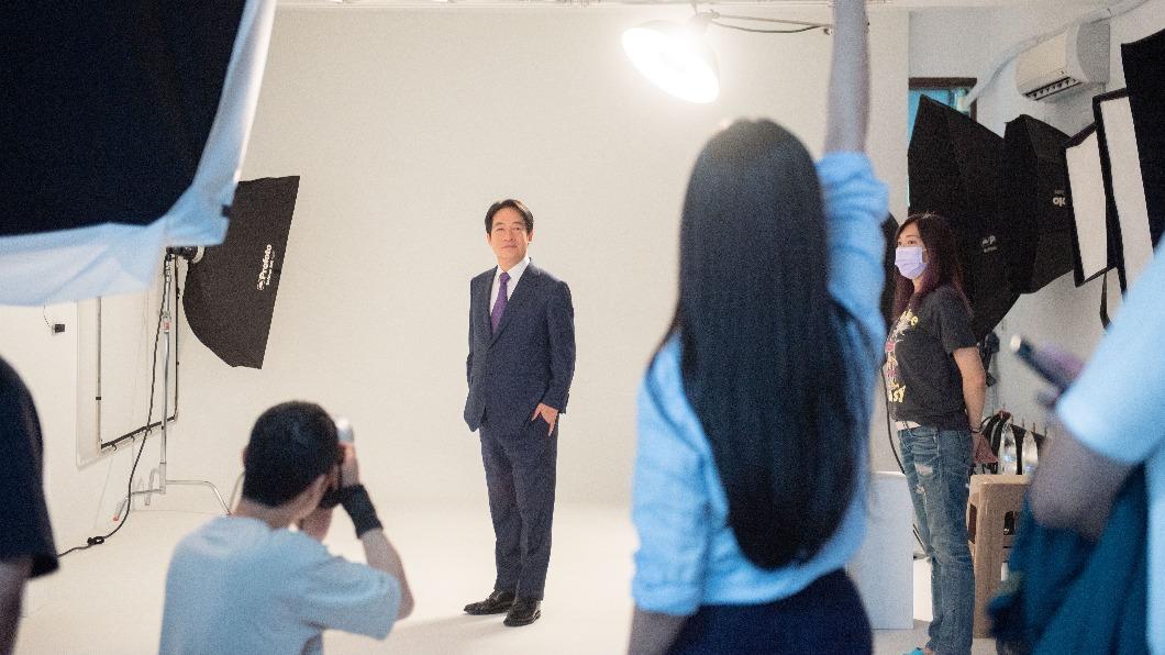 募款小物明上線！賴清德「ㄌㄨㄚˋ」手勢拍照 被虧像007│TVBS新聞網