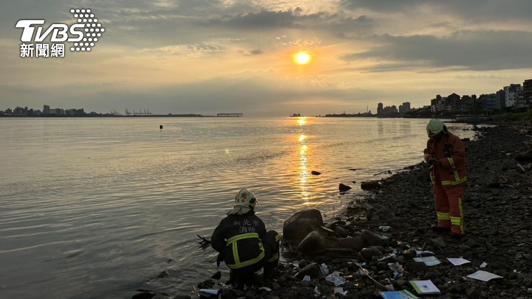 8國二生將放暑假high過頭！淡水河「燒課本」釀火警│TVBS新聞網