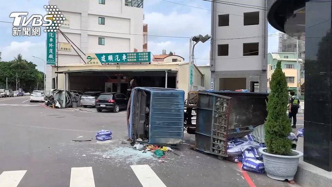 沒拉手煞！ 貨車滑出馬路撞側翻67歲駕駛受困│TVBS新聞網