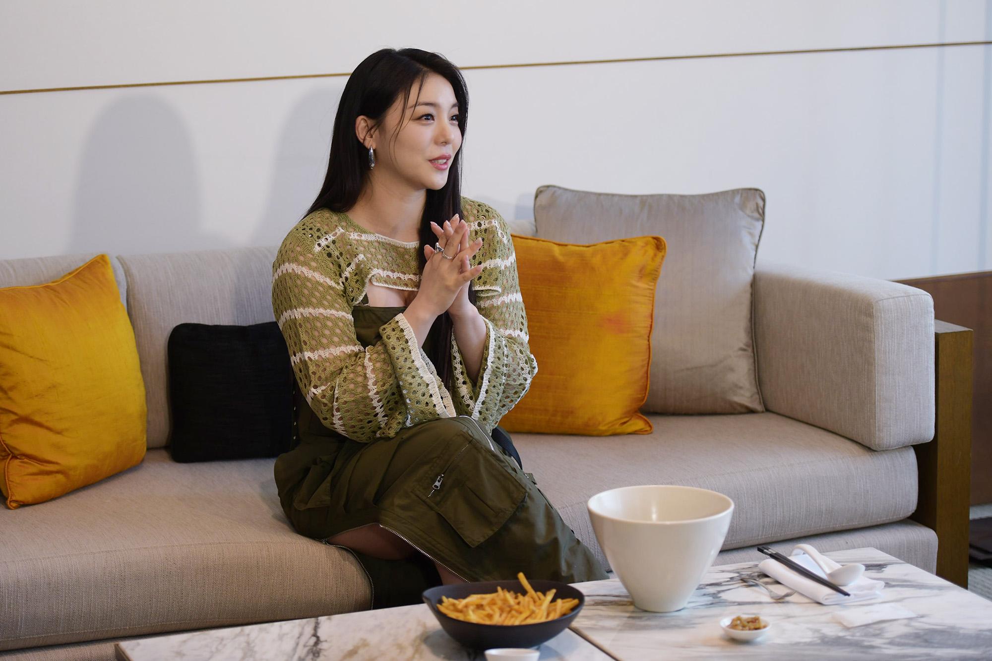 Ailee紓壓靠「吃雞」打遊戲開嗓 抵台狂嗑牛肉麵直呼：我愛台灣│TVBS新聞網