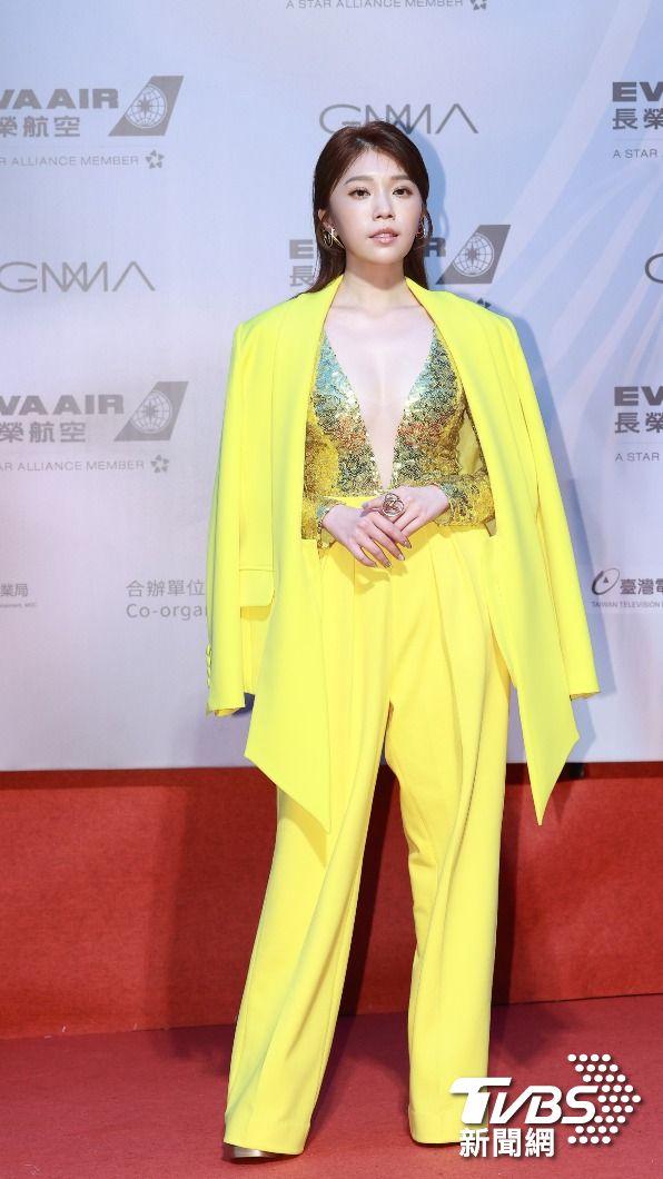 金曲紅毯／尺度她最大！開衩到肚臍「春光外洩」 白嫩美膚超辣│蔡家蓁│金曲獎│金曲33│TVBS新聞網