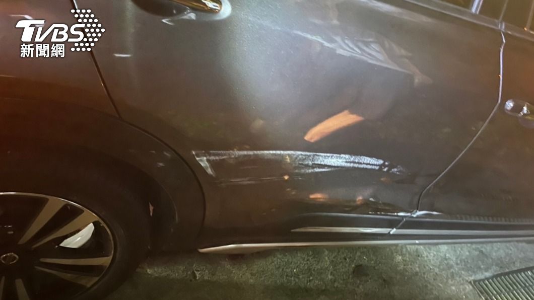 7旬翁未注意右後方 國產車「嚕上」千萬BMW i8│TVBS新聞網