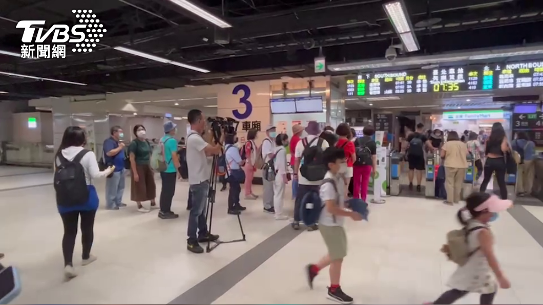 TPASS首通勤日！民怨台鐵僅1通道、加入共享機車？交長回應了│TVBS新聞網