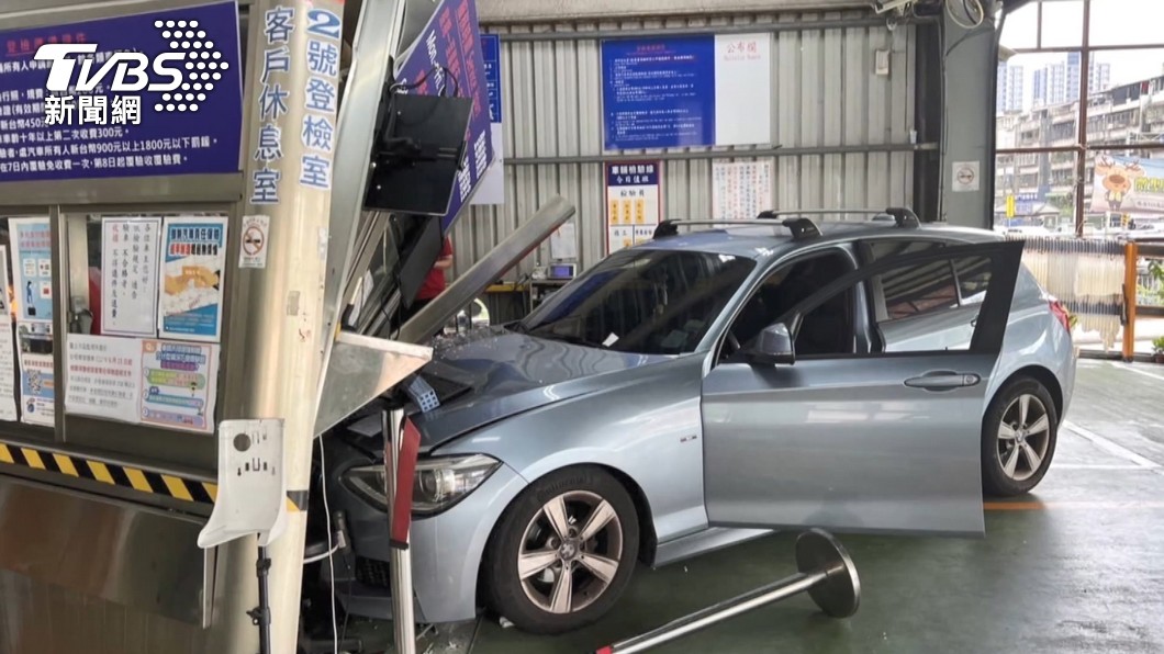 恐賠慘！驗車廠女員工幫開BMW暴衝 撞毀檢車亭│TVBS新聞網