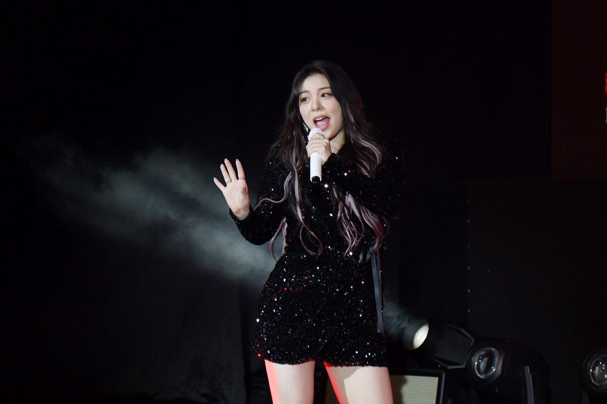 Ailee台北開唱狂粉衝到台前！ 塞禮物、要求握手「她1原則拒絕」│TVBS新聞網