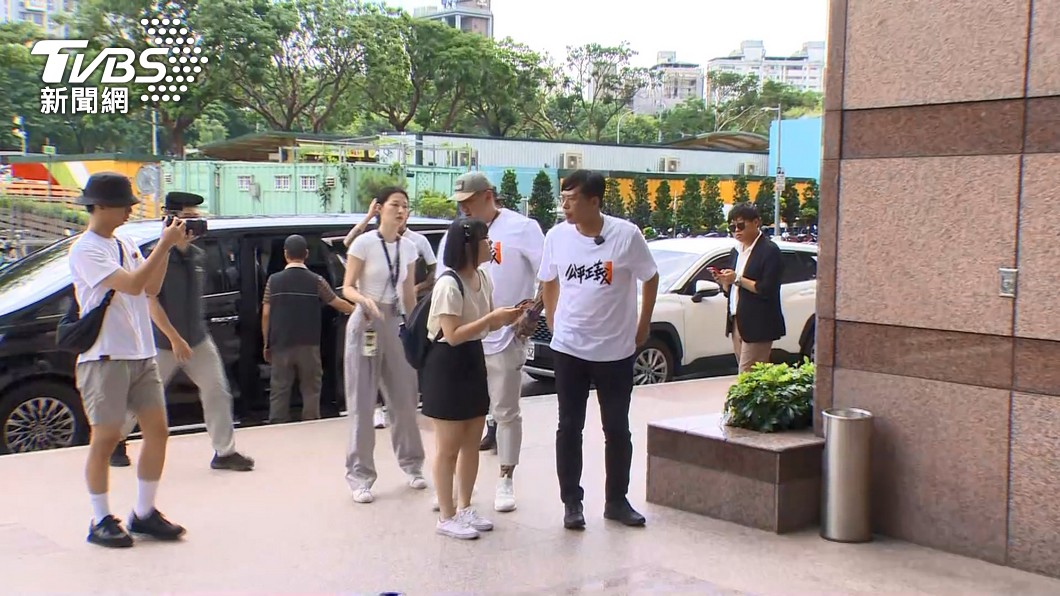 不滿遊行遭酸為求官 館長用全家人發毒誓│TVBS新聞網