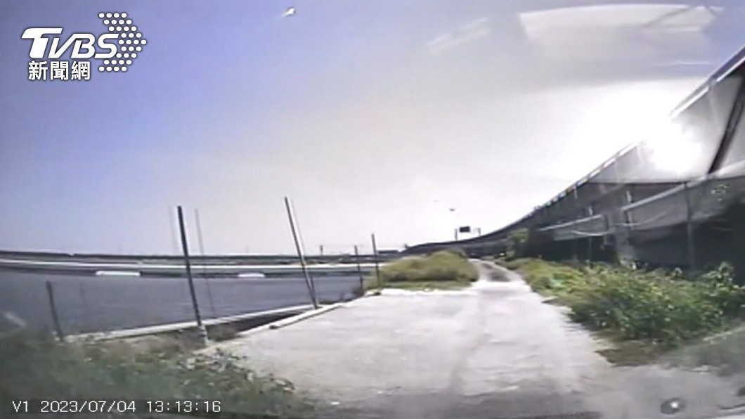 台61線1男2女吵架跳車 男助跑翻落護欄受傷│車內│救援│TVBS新聞網