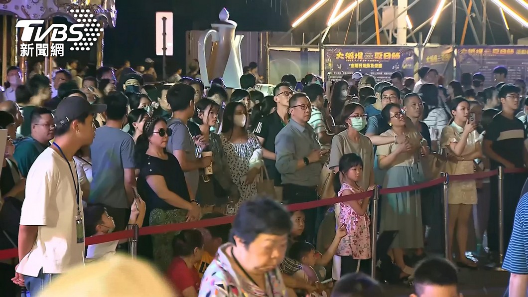 大稻埕煙火首日塞人塞車！ 民眾批3hr前就爆滿│TVBS新聞網