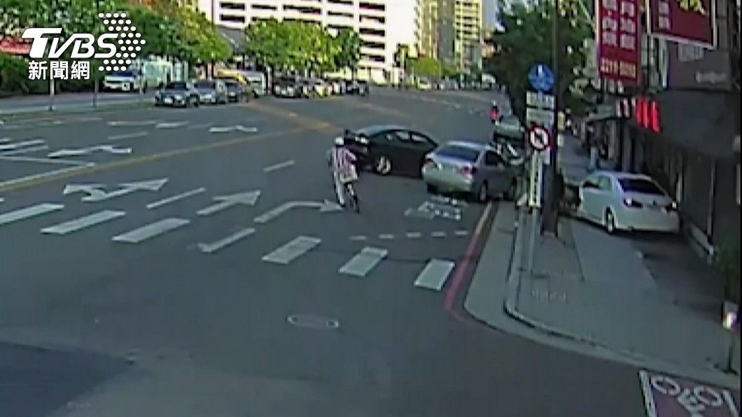 客人嚇到跳起來手抱頭！ 酒駕男差點撞進「甲八碗」│TVBS新聞網