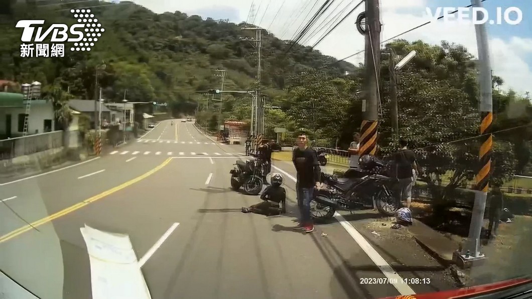 台3線2重機過彎撞電桿 騎士閃避摔2米坡亡│TVBS新聞網