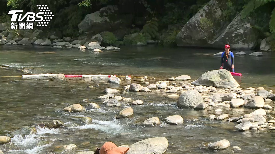 「這不能跳水」 3少年闖大豹溪禁區嗆警消│辱罵│TVBS新聞網