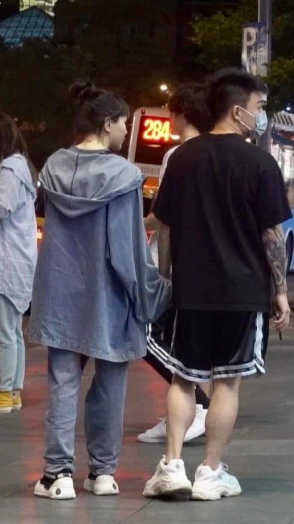 直播主Toyz街上牽手「核彈級混血辣模」 新歡起底爆是人妻！│網紅│榕榕子│TVBS新聞網