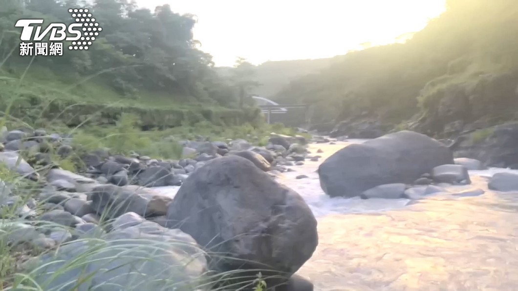 阿里山午後溪水暴漲 3溯溪遊客受困沙洲急搶救│TVBS新聞網