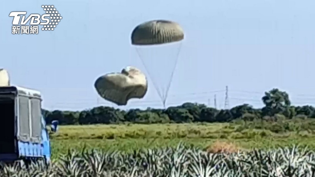 反空降操演！滲透跳傘如天女散花 空投悍馬車軍事迷震撼│TVBS新聞網