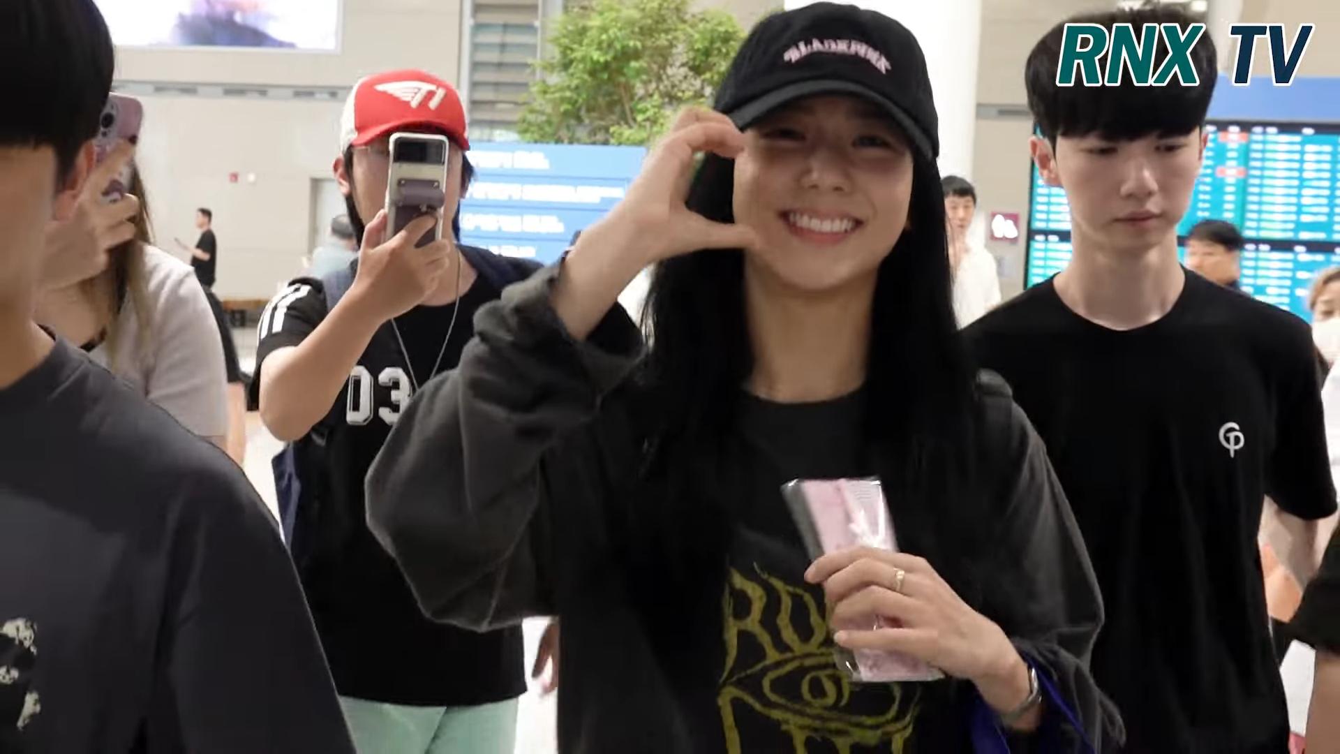 奶奶級迷妹機場遞上「爆大簽名板」！ Jennie見狀驚呼：怎麼辦？│TVBS新聞網