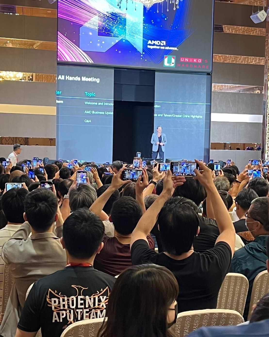 半導體女王也信都市傳說！AMD蘇姿丰拿「特製乖乖」合照│TVBS新聞網