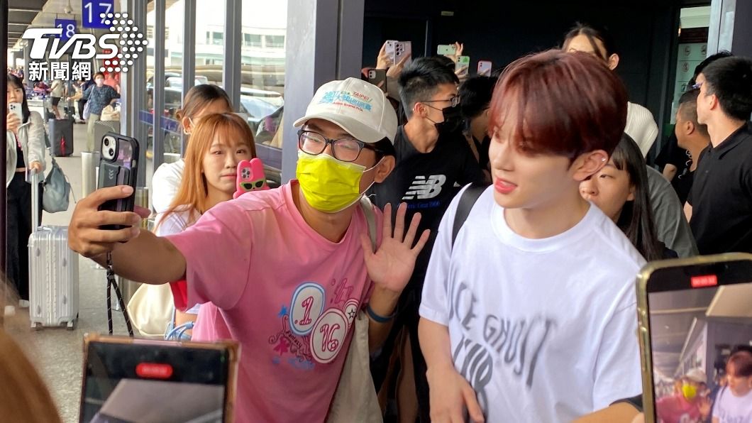 獨／韓勝宇來台「現身狂比愛心」 粉絲暴衝與VERIVERY岡旻自拍│TVBS新聞網