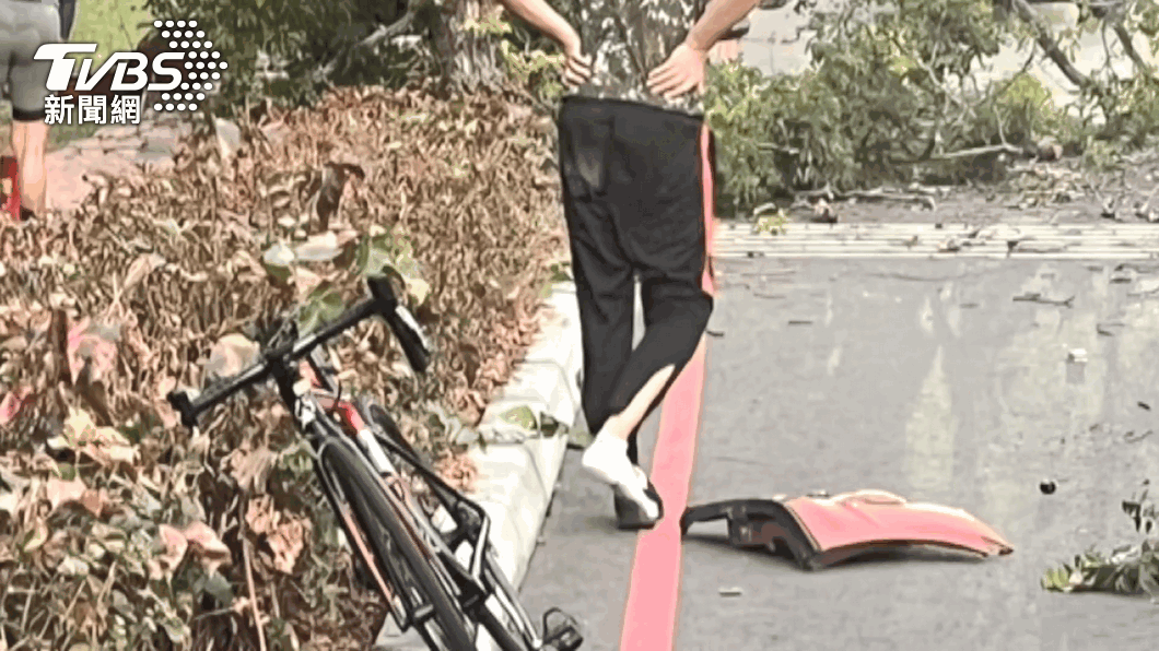 139線跑車撞斷路樹翻車起火 駕駛遇貴人救命│TVBS新聞網